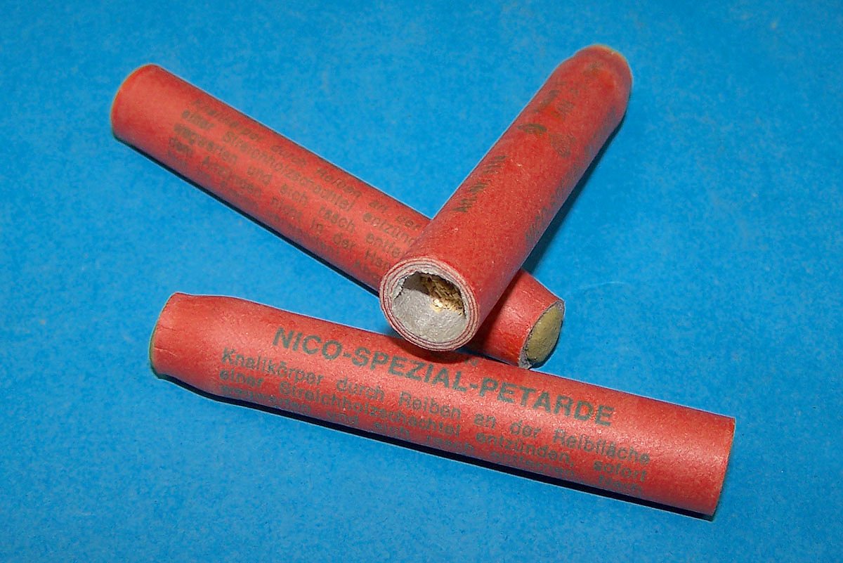 Moog Nico Spezial-Petarde grün/grau alt - Feuerwerksvitrine